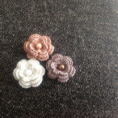 6 Crochet Flowers With Pearls in Cream, Latte, Ginger Snap YH-011-24 - Etsy