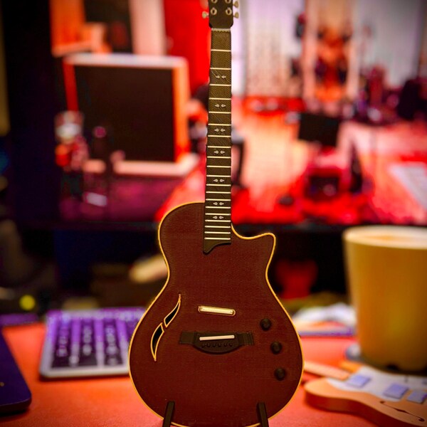 Dimebag Darrell Fans! 1:4 Scale Mini Replica of the Dimebolt Dean ML ...