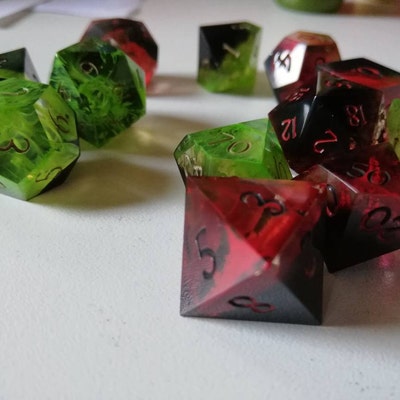 ELDRITCH POISON Dice Handmade Resin 7 Dice Set With Box for Call of ...