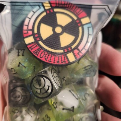 Nuclear Fallout Exclusive 11 Dice Set Glow in the Dark Nuke Wasteland ...