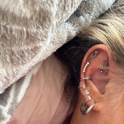 ASTM F136 Titanium Gem and Smooth Crossover Conch Clicker Hoop, 12mm ...