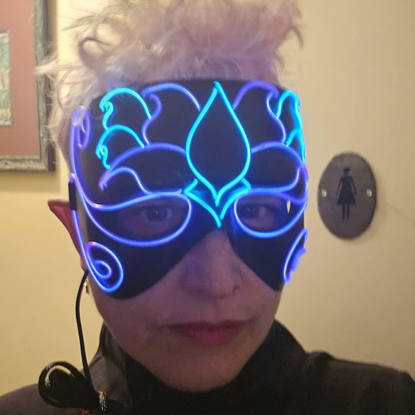 Custom Mask Display Stand! ~ 3D Printed Display Stand, Battery Pack ...