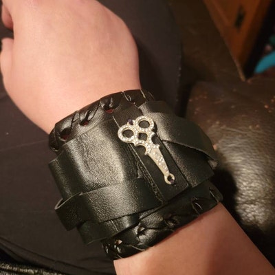 Magnetic Gauntlet // Shear Holster // Leather Bracer // Cosplay - Etsy