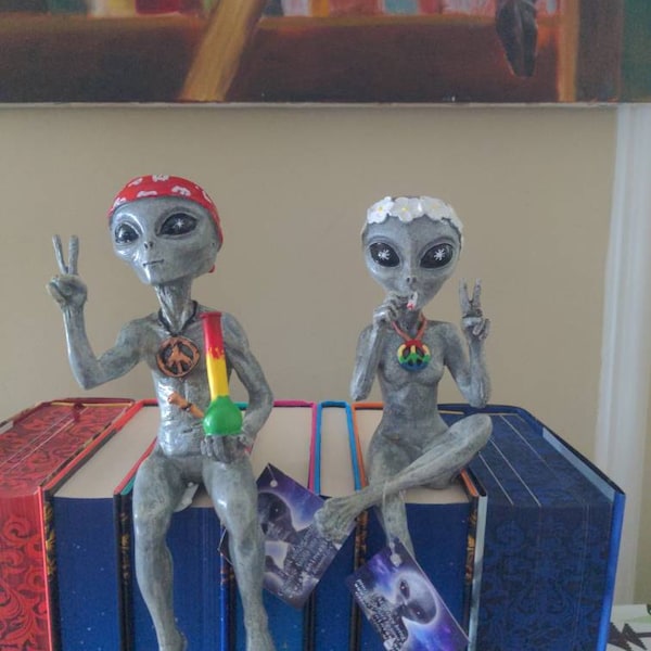 Hippie & Stoner Alien Invasion 10″ H Pot Smoking Alien Couple - Etsy