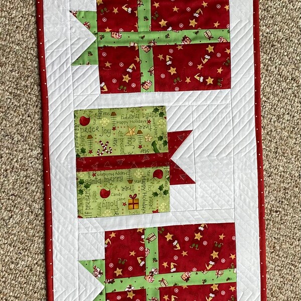Christmas Present Table Runner PDF Pattern - Etsy