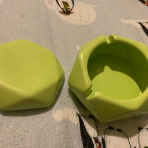 Black Grinder With Magnetic Closure and Kief Catcher | Etsy