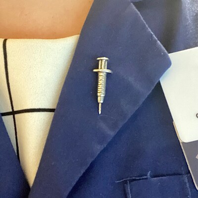 Syringe Lapel Pin CC427 White Coat Pins for Nurses and Doctors Medical ...