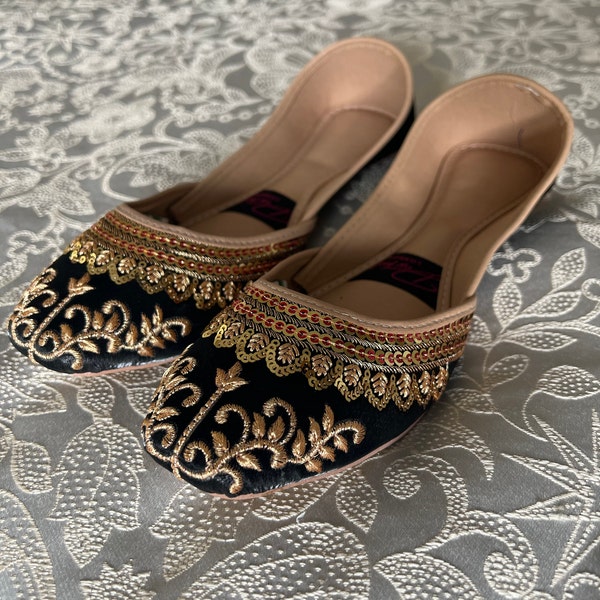 Handmade Plain Artificial Leather Khussa Jutti With Diamond Strip ...