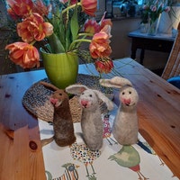 Der +Gute Laune Hase+ handgefilzte Osterdeko Hasen Mats+ Mia, Hans+ ...