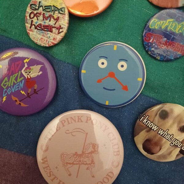 No Hugs, Please Badge Hug Traffic Light for Comic Conventions Button ...