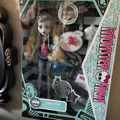 Monster High Haunt Couture Style Display Shelf Buy Multiples and Save ...