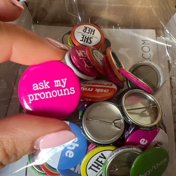 Bulk Pack Blank Pronoun Pins. 1.25 Inches (32mm) Diameter. Customisable ...