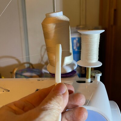 1/4 Inch Thread Winder Bobbin Pin Spool Adapter for Singer and Other ...