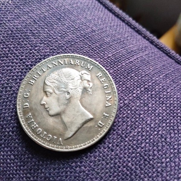 1839 Queen Victoria & Una and the Lion Coin. 999 Silver Plated Replica ...