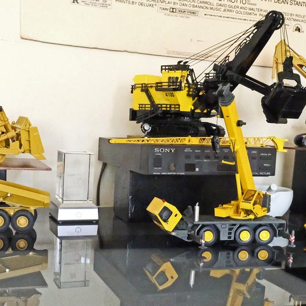 Wood Pedestal Risers, Small Plant Risers, Walnut Stained Risers , Black ...