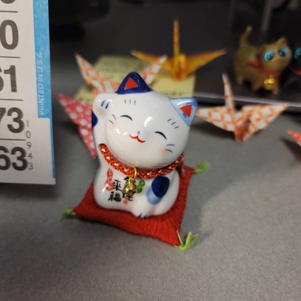 Japanese Lucky Cat Statue Maneki Neko, Beckoning Waving Cat for ...