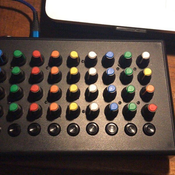 Midi Controller BB-XL / 8 LED Arcade Buttons / 96 Potentiometers / Din ...