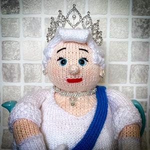 HM Queen Elizabeth II and Paddington Double Tea Cosy Knitting Pattern ...