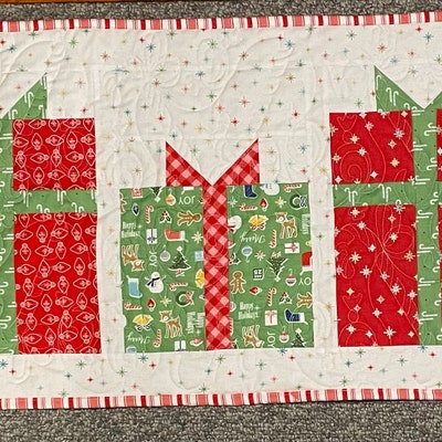 Christmas Present Table Runner PDF Pattern - Etsy