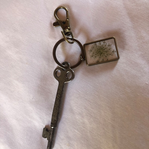 Pressed Flower Keychain, Queen Anne's Lace Gift, Floral Charm Keychain ...