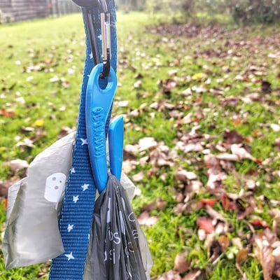 Hookapoo Dog Poop Bag Carrier Dog Poo Holder Clip on Hands Free ...