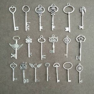 Antique Silver Large Skeleton Key Charms Pendants Collection Antique Silver Large Skeleton Key Charms Pendants Collection