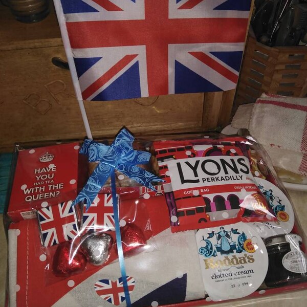 Irish Gift Hamper | Ireland Snack Gift | Gift Box From Ireland ...