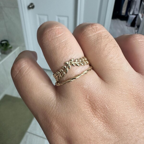 14k Gold Laurel Wreath Ring, Solid Gold Leaf Wedding Band, Dainty Vine ...