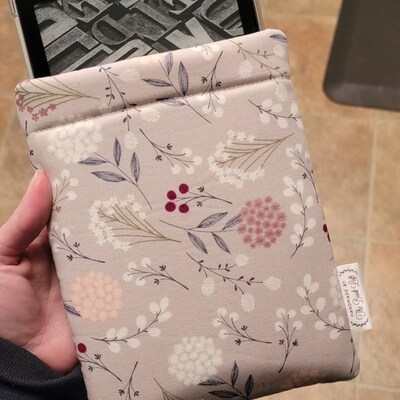 Kindle Paperwhite Sleeve Padded Friends Kindle Sleeve - Etsy