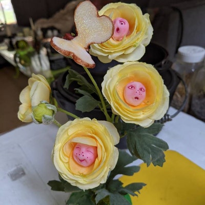 Alice in Wonderland non Talking Flowers yellow ROSE BUDS W/ Bread and ...
