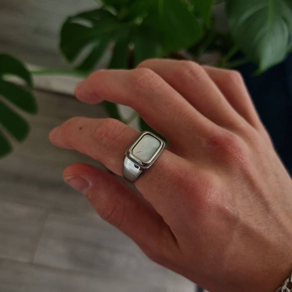 Unisex 18k Gold Signet Style Ring With Green CS Emerald Stone Flush ...