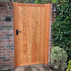 Wooden Entrance Gate Flat Top Garden Gates Round Spindles Handmade ...