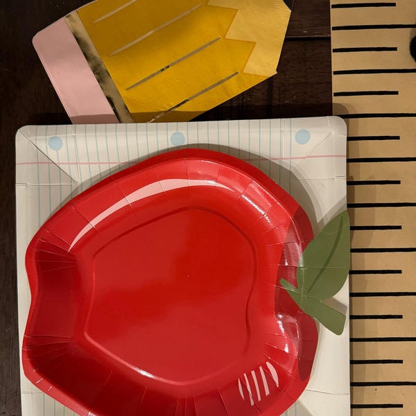 Red Apple Shaped Paper Plates 8ct - Back to School, 100 Days of School ...