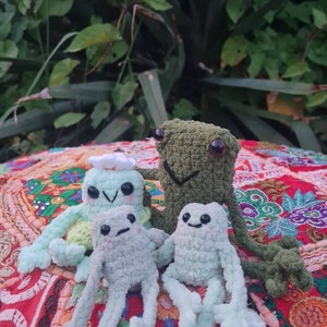 Crochet Strawberry Leggy Frog Desk Buddy Amigurumi - Etsy UK