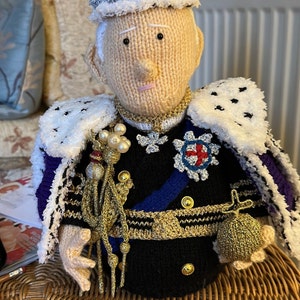 HM Queen Elizabeth II and Paddington Double Tea Cosy Knitting Pattern ...