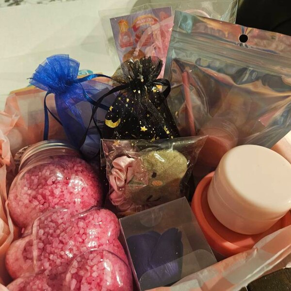 Daisy Smiles Acrylic Keychain, Flower and Smiley Face, Retro Theme ...