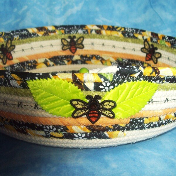 Mini Bee Embroidery Design FSL Bee Machine Embroidery Free Standing ...