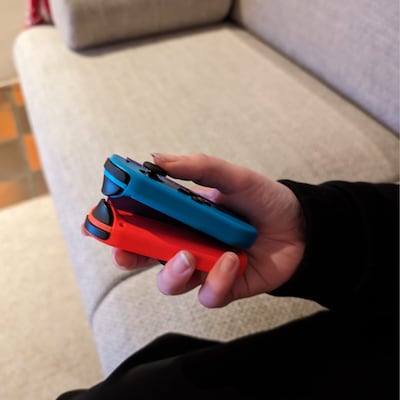 One Handed Joy-con Grip Rightie Nintendo Switch Easy to Use Handicap ...