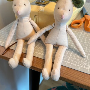 Muis gevulde pop in romper 10 patroon en tutorial, muispatroon, voor ...