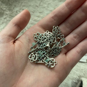BULK 50 Small Skeleton Key Silver Tone Charms SC5437 - Etsy