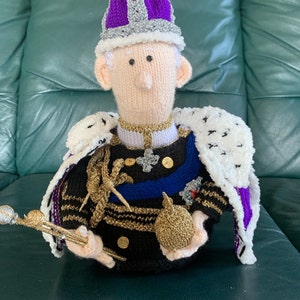HM Queen Elizabeth II and Paddington Double Tea Cosy Knitting Pattern ...