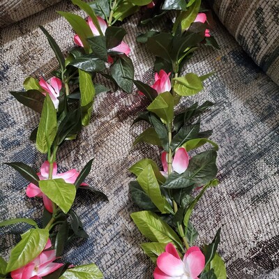 Tea Leaf & Pink Flower Lei - Etsy
