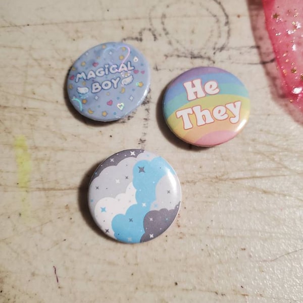 No Hugs, Please Badge Hug Traffic Light for Comic Conventions Button ...