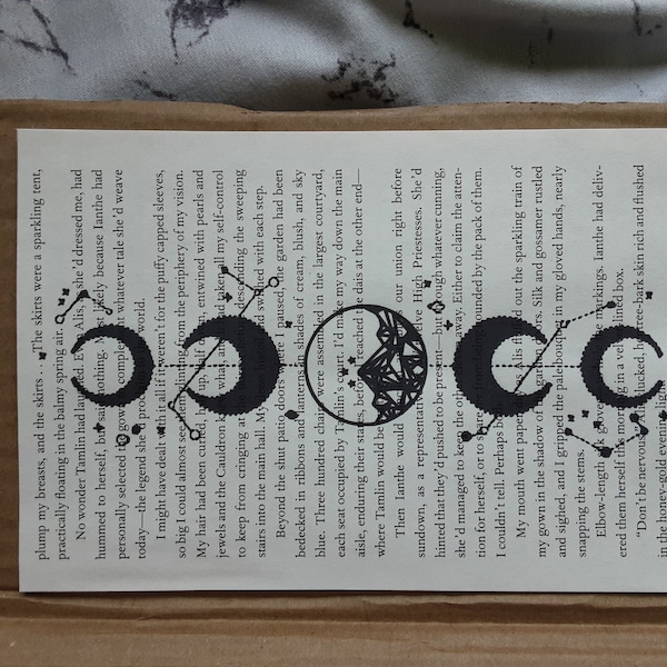 ACOTAR/ACOMAF/ACOWAR Feyre Back Tattoo Moon Phases Book Page Art Print ...
