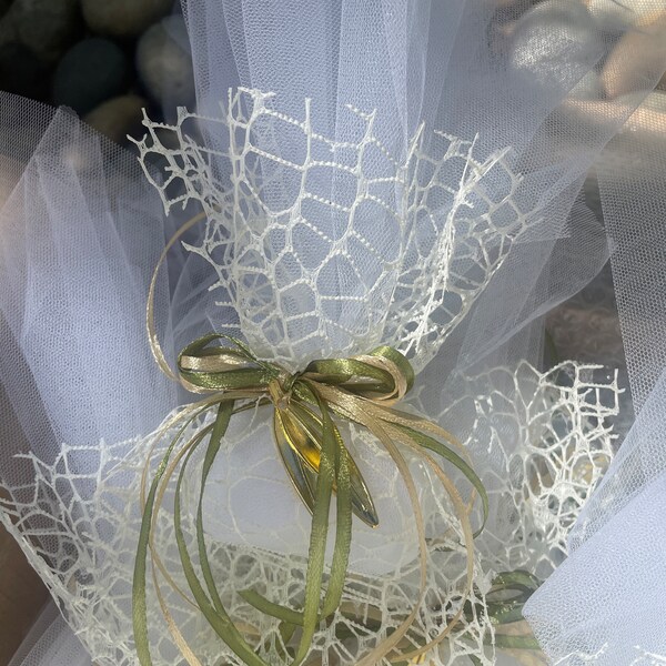Tulle Net Wedding Favor With Ivory Pouch and Gold Plated Olive Tree Leaf Keyring, Koufeta Greek ...