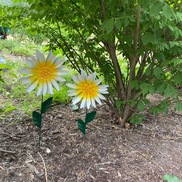 Metal Daisy Flower Garden Stake: White Floral Yard Art - Etsy