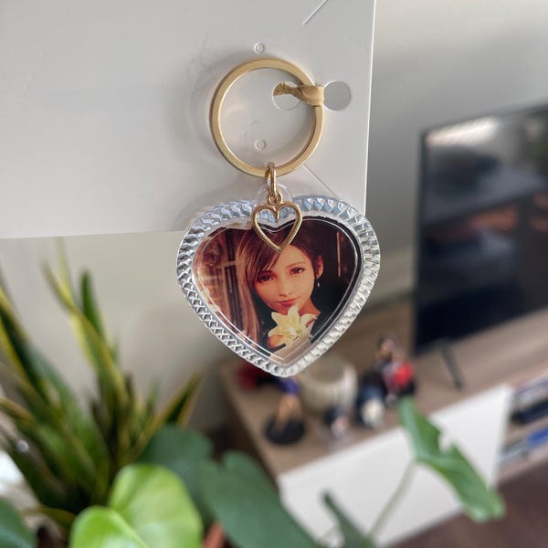 Ada Wong Keychain Resident Evil 4 - Etsy