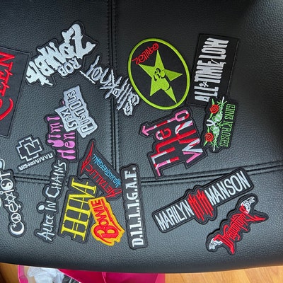 Random Lot of 10 Rock Band Pin Brooches Badges Music Punk Roll Heavy ...