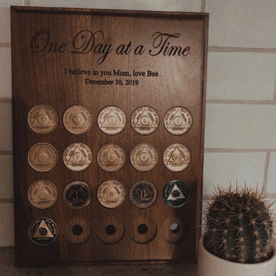 Recovery Medallion Holder, 25 Coin Display Plaque With Serenity Prayer ...