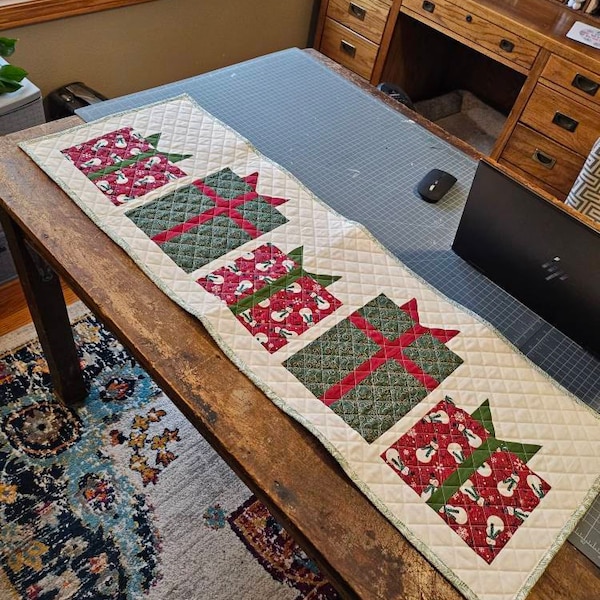 Christmas Present Table Runner - PDF Pattern - Etsy Canada